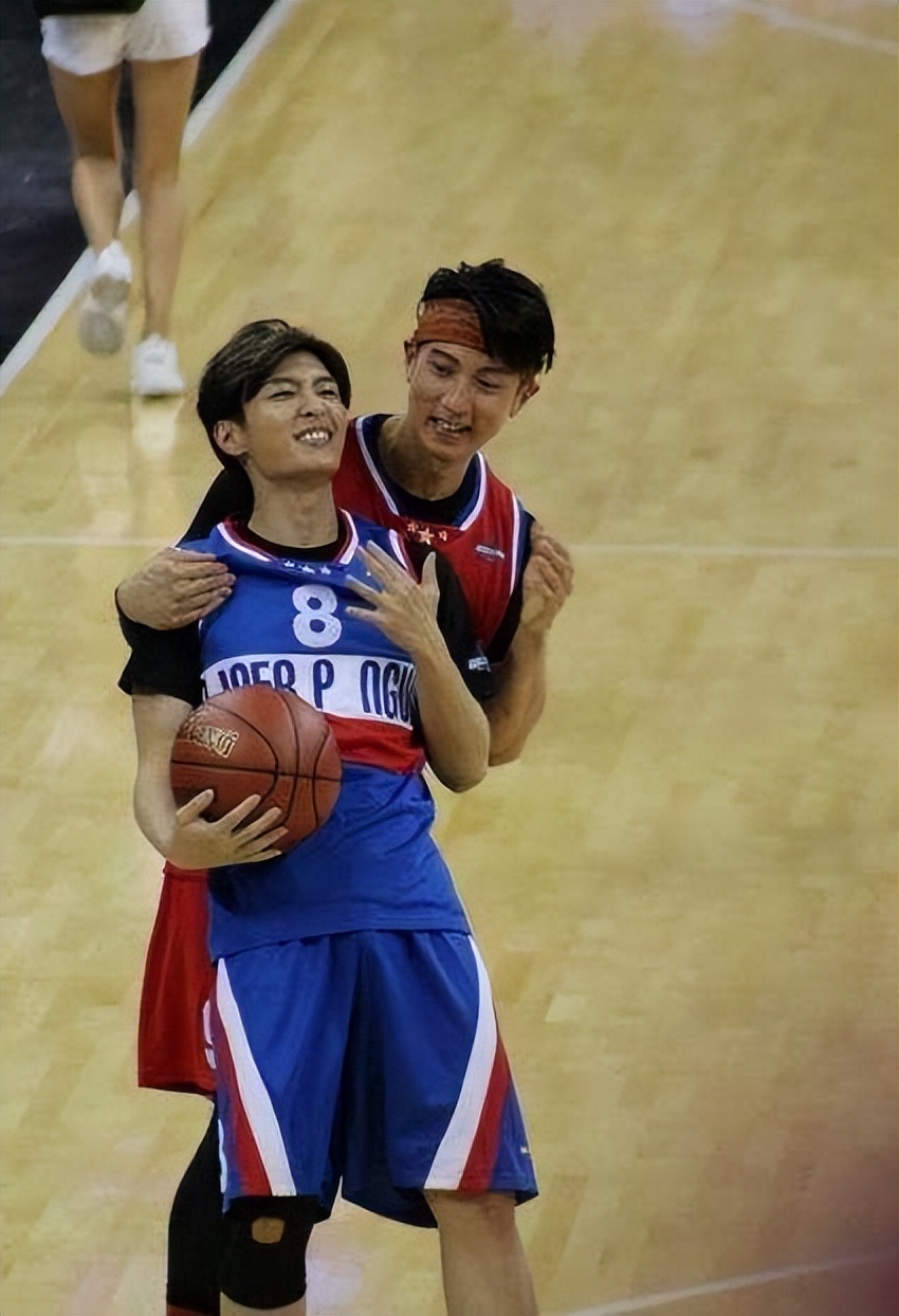 The photo of Aaron Yan and Brother Wu Zun playing basketball together ...