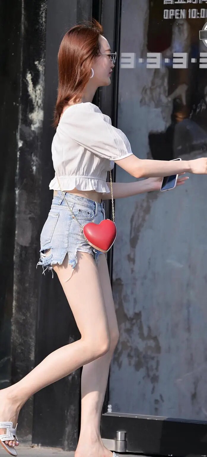 Street photo of beautiful women in shorts, with good looks and good ...