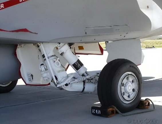 Landing gear door linkage mechanism, known as the key role in flight ...