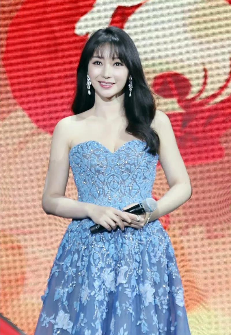 The sexy beauty Liu Yan has crystal clear eyes, and her whole body exudes elegance and elegance ...