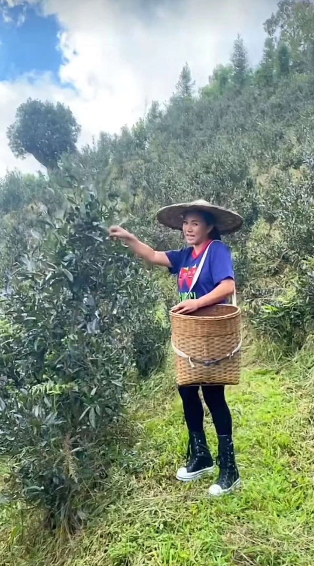 49-year-old Li Ruien rarely showed up, carrying a basket on his back to ...