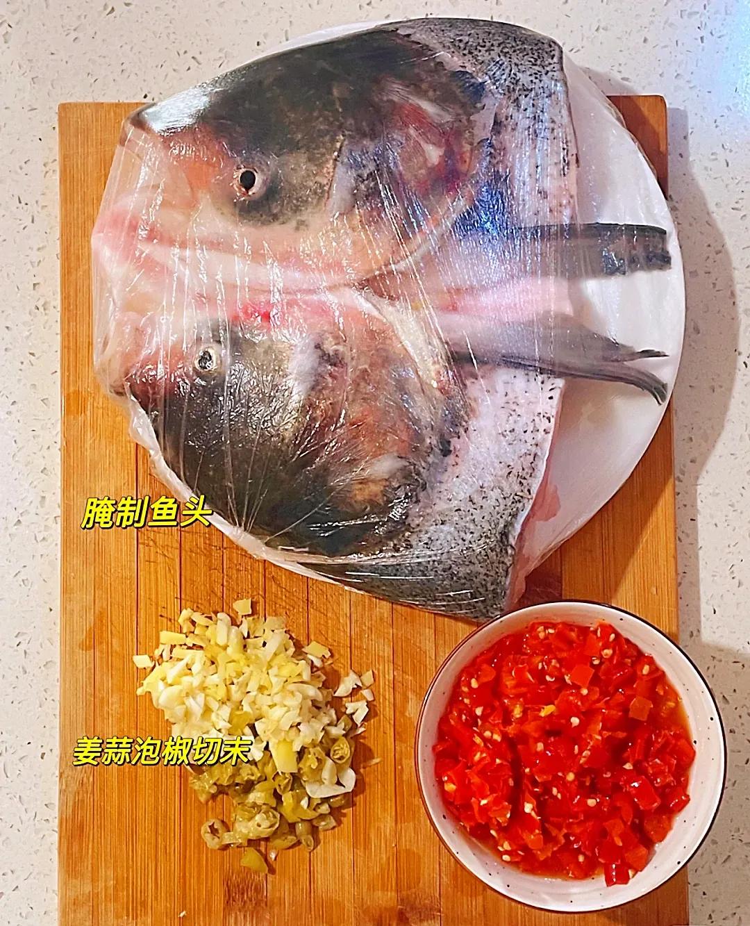 Simple and delicious fish head with chopped pepper - iNEWS