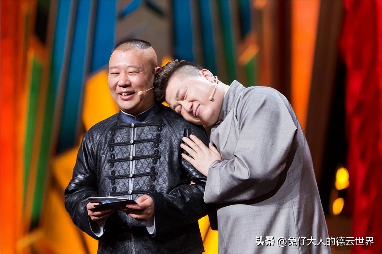 Zhang Helun of Deyun Club backstage faced the mirror, and worked so ...
