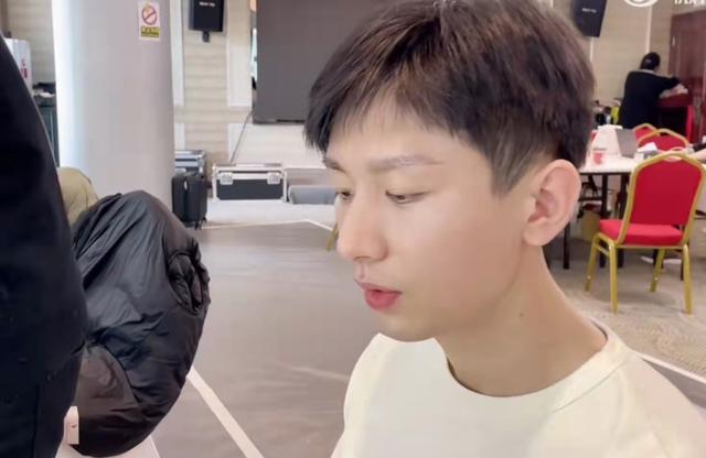 Cheng Yi changed his look for a new play. After seeing his short ...