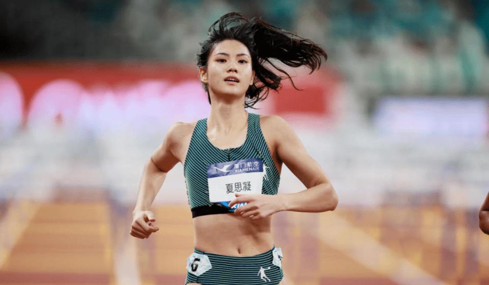 Xia Sining was practicing pull-ups hard under the supervision of Liu ...