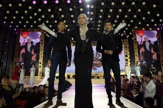 The 82-year-old Wang Deshun held the 87-year-old beautiful model in his ...
