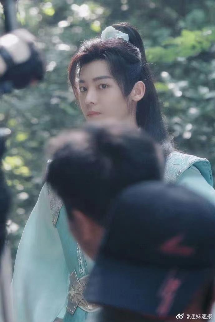 The Spring Breeze White Horse Hou Minghao, how good-looking is his face ...