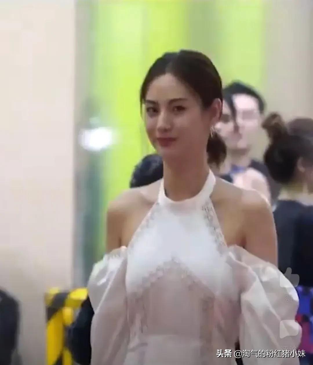 The most beautiful face goddess Lin Zhenna, wearing a long white dress ...