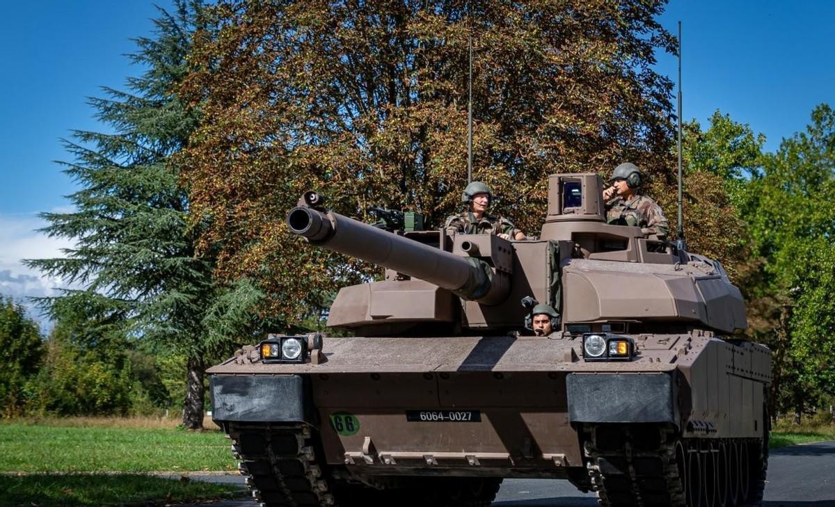 The French Army received two Leclerc XLR tanks with integrated new ...