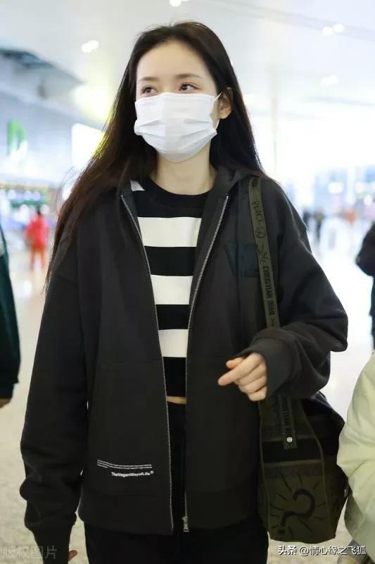 Sun Yihan appeared at the Shanghai Airport, her long hair and shawls ...