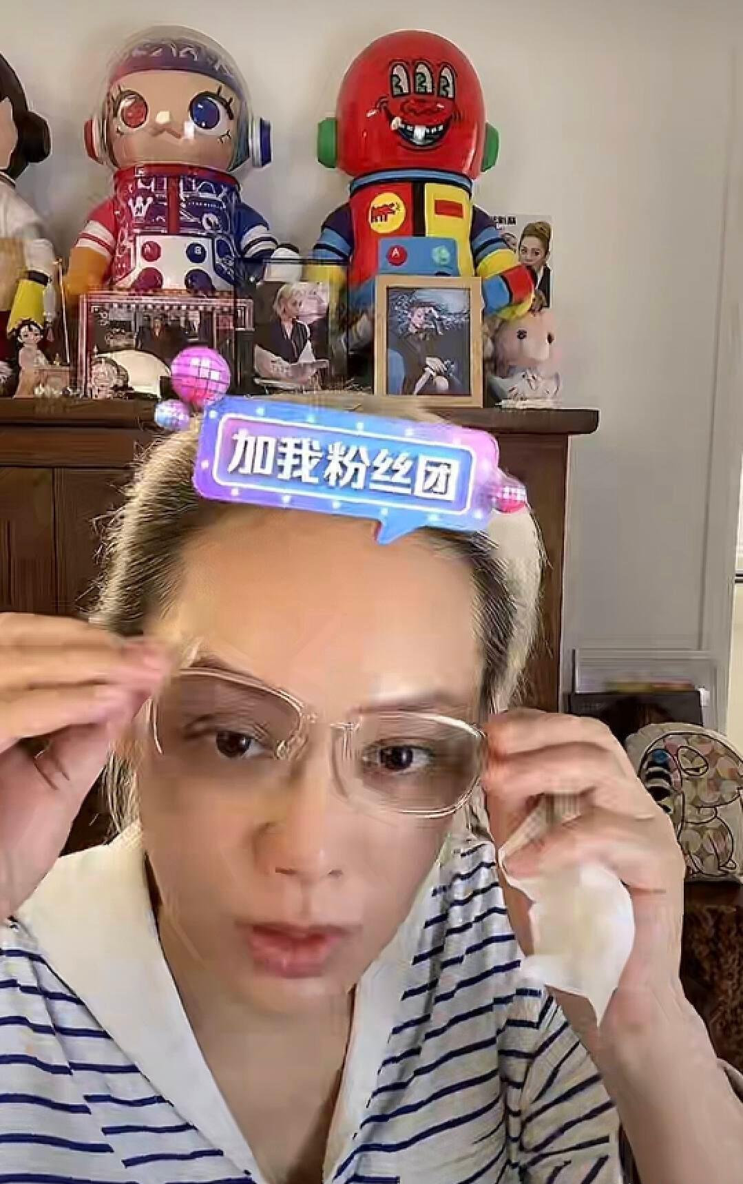 51-year-old Ning Jing rarely broadcast live, her hair is completely ...