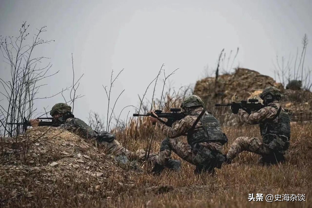 Crossing the river by touching the U.S. Army, the equipment of the ...