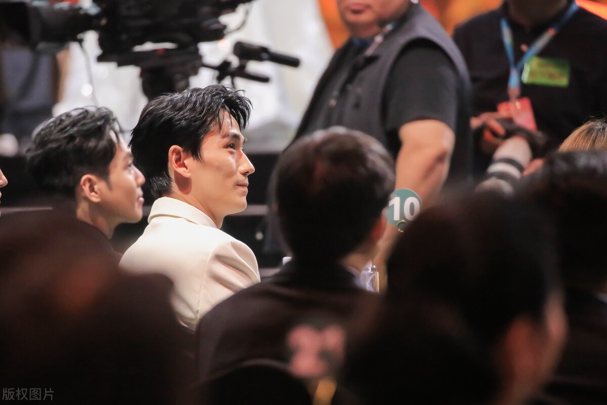 Shidi Lei Jiayin hugged Li Guangjie, really happy. Netizens: There are ...