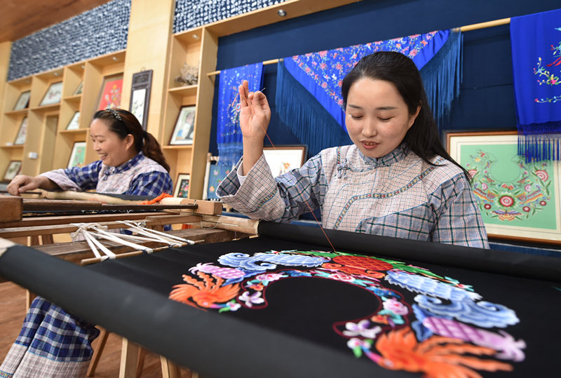 Shi Liping, inheritor of Miao Embroidery: Inheritance of intangible ...