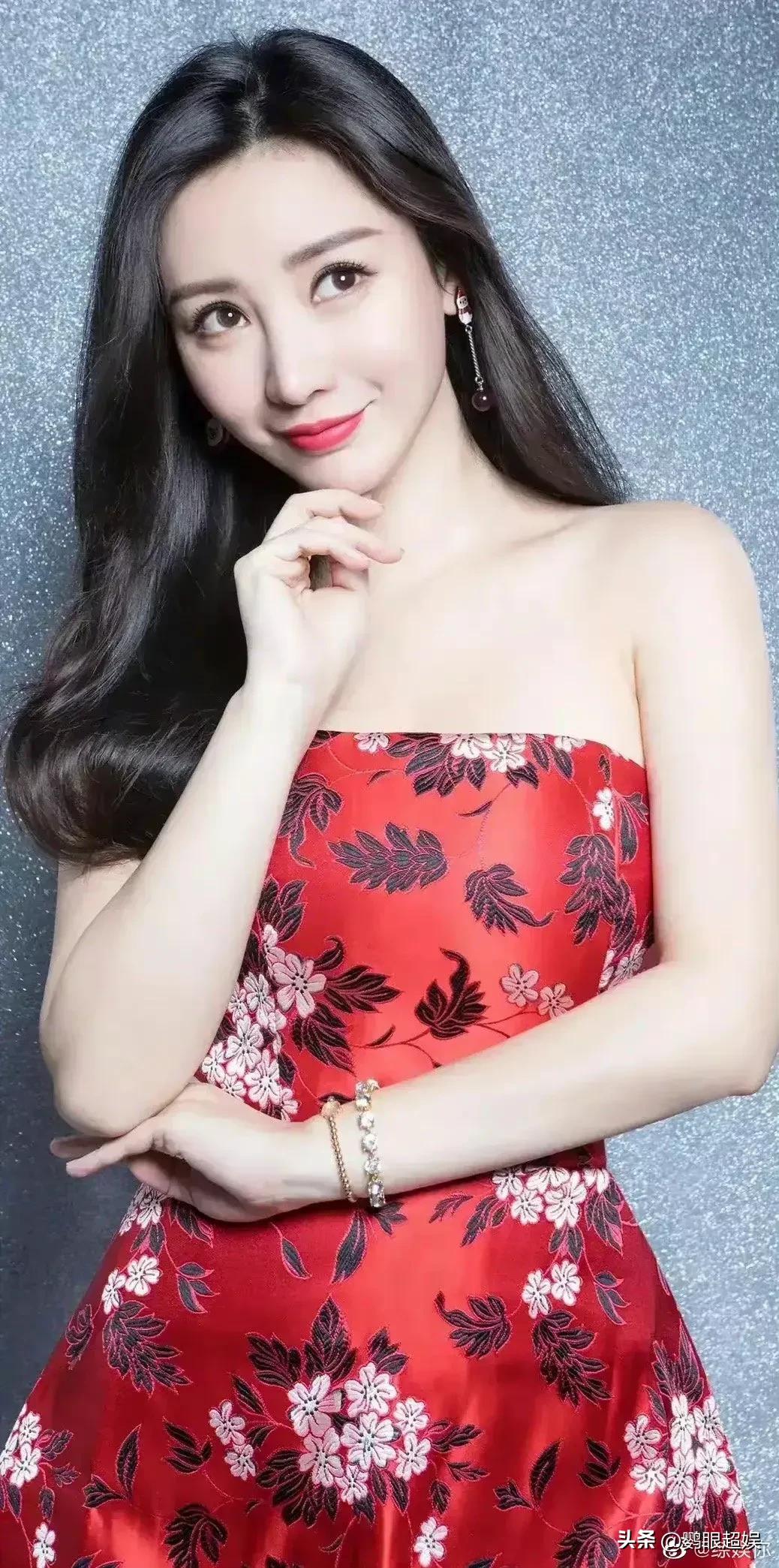 Liu Yan's red dress skirt shows a bumpy figure - iNEWS