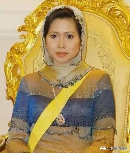 The most beloved little wife of the King of Brunei, Princess Azrinaz ...