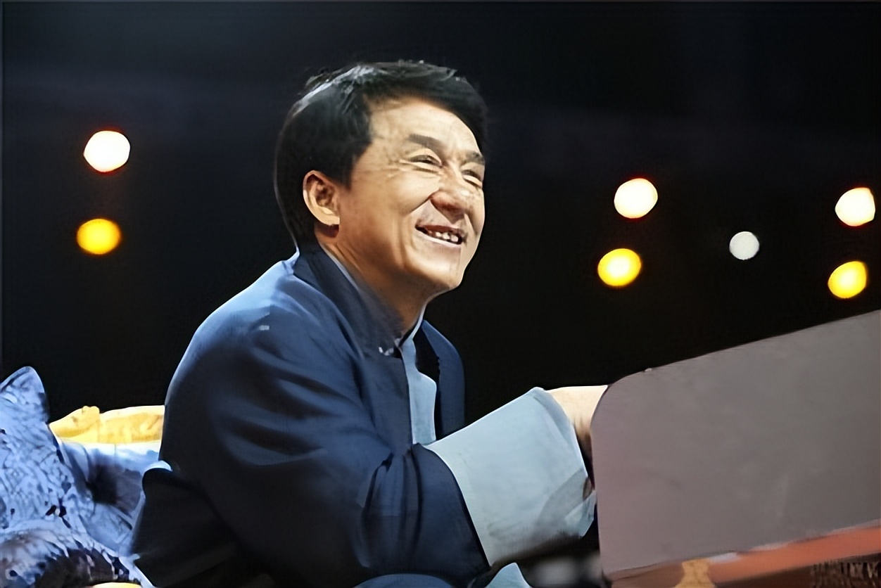 69-year-old Jackie Chan receives gifts live, and wakes up many people: Please quit your weak ...