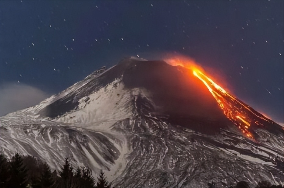Geological features and eruption history of the Cleveland Volcano ...