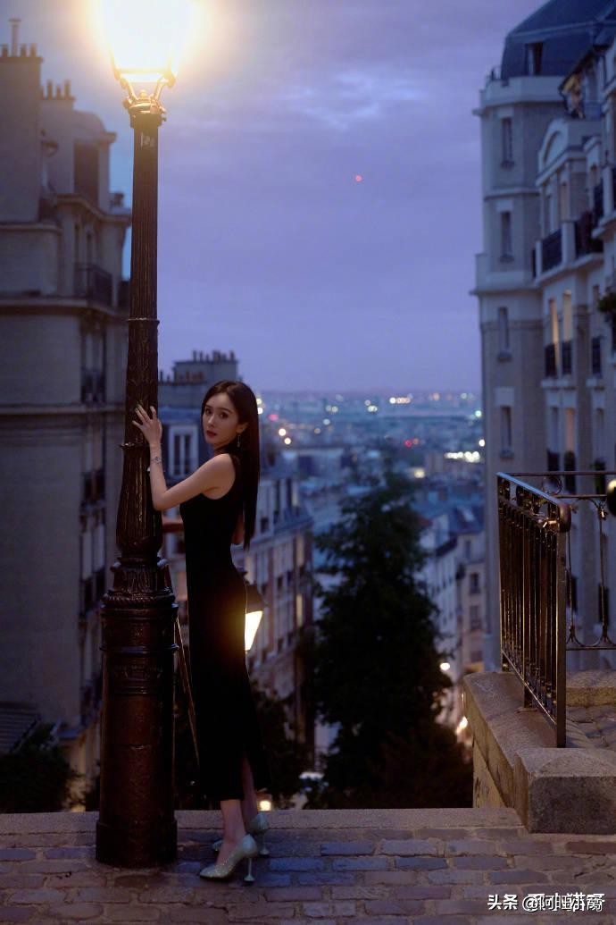 Yang Mi was captured on the streets of Paris, with an eye-catching face ...