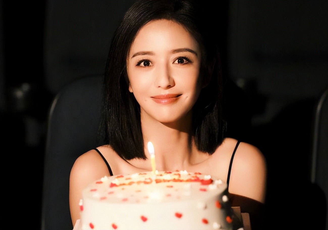 Zhu Lingling accompanied her second husband to attend the group ...