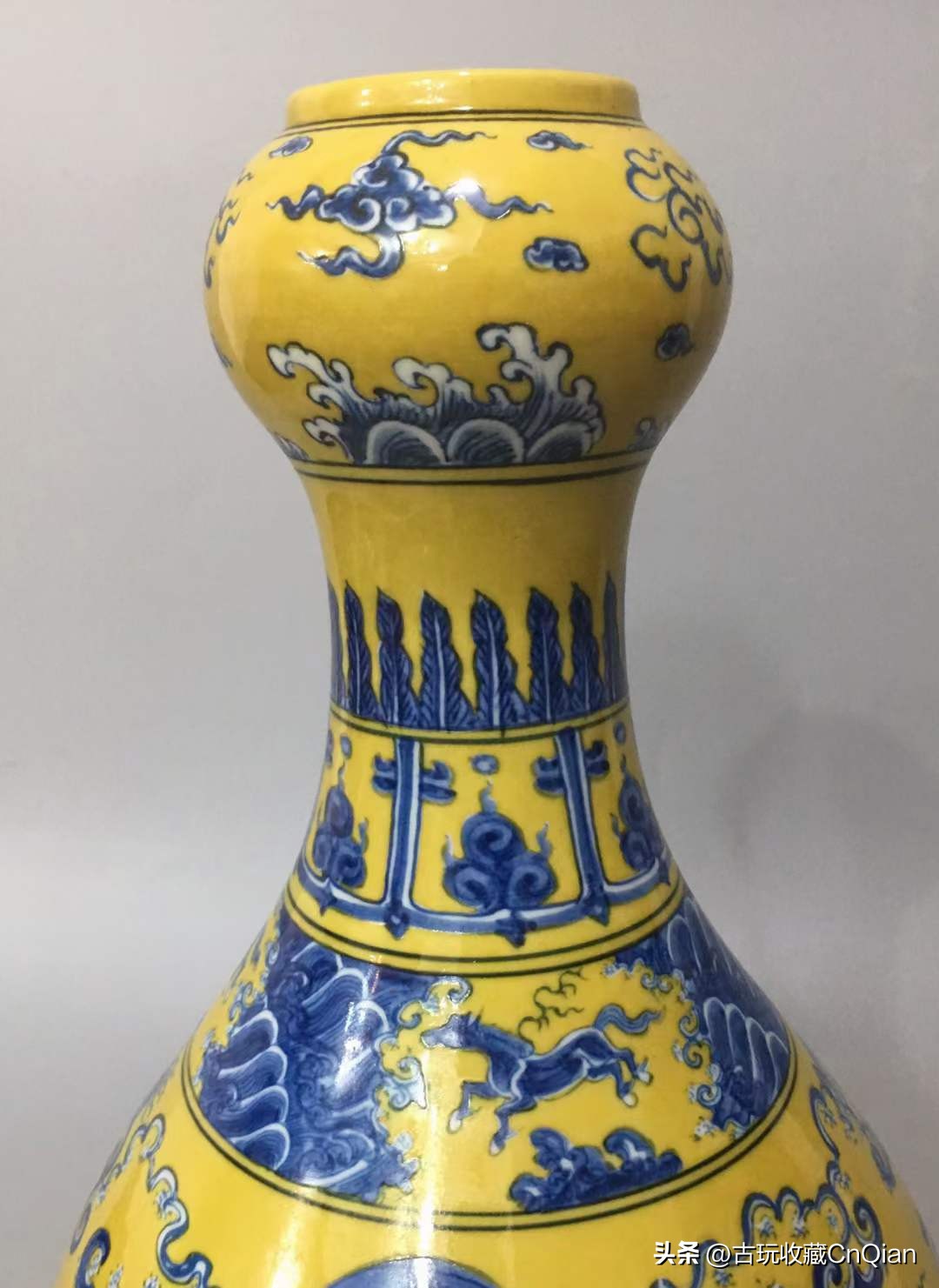 Yellow Ground Blue and White Eight Immortals Birthday Garlic Vase ...