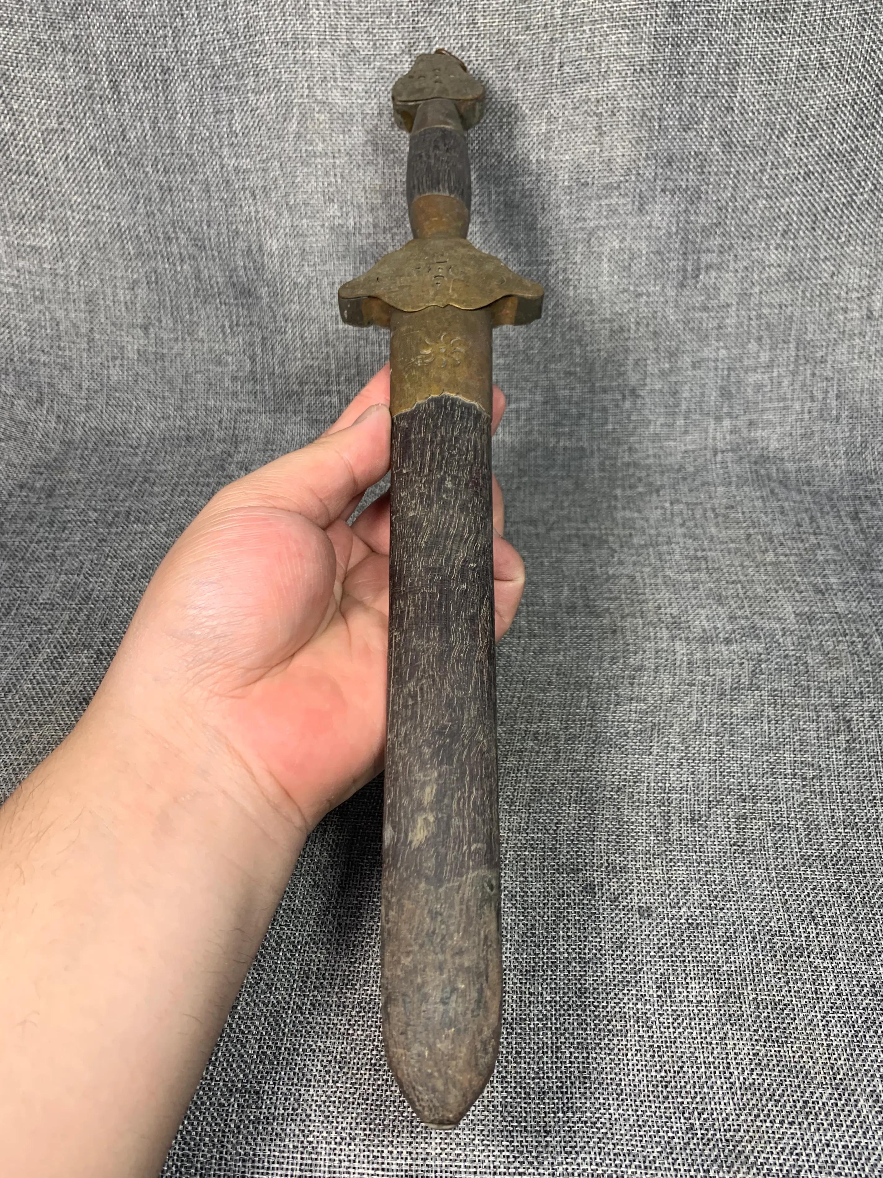 Qing Dynasty chicken wing wood clad copper sword - iNEWS