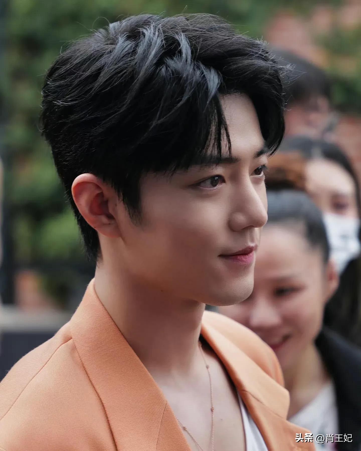 The pores are clearly visible, the grainy muscles are moving towards ...