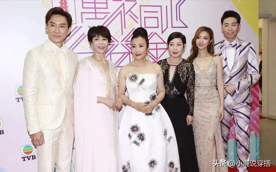 Xu Xiaofeng and 75-year-old Wang Mingquan are in the same frame. They ...