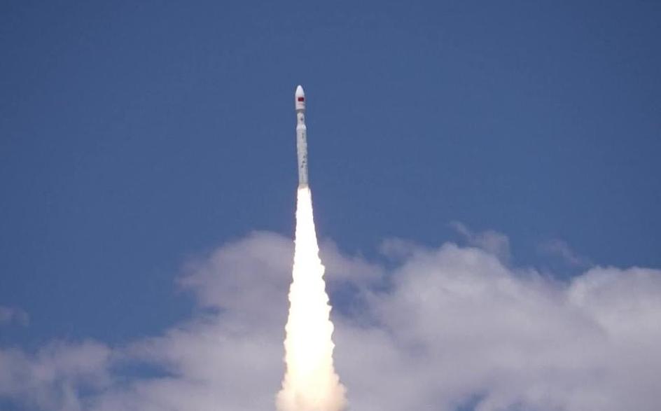 Why doesn't a rocket burn up when it launches a satellite, but it burns ...