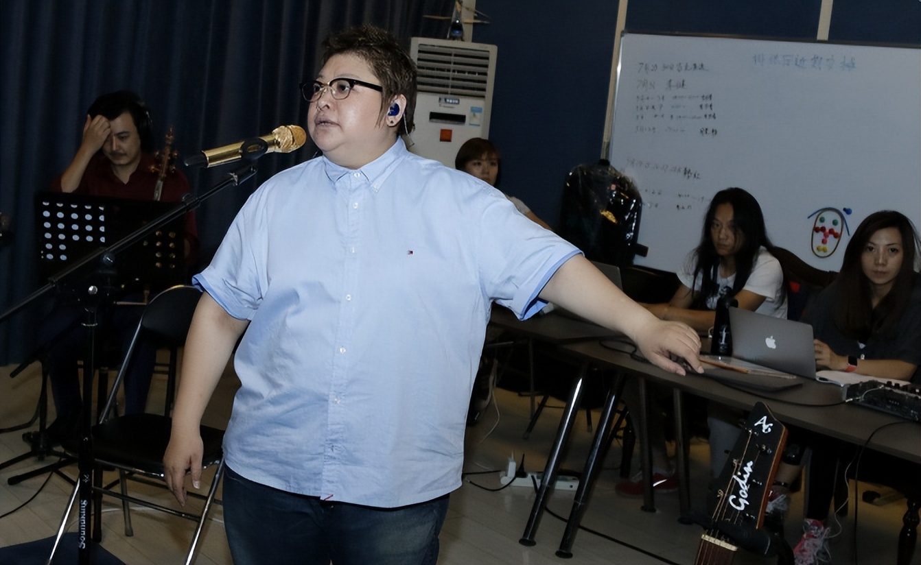 Han Hong recently appeared thinner, missing many teeth and swollen eyes ...