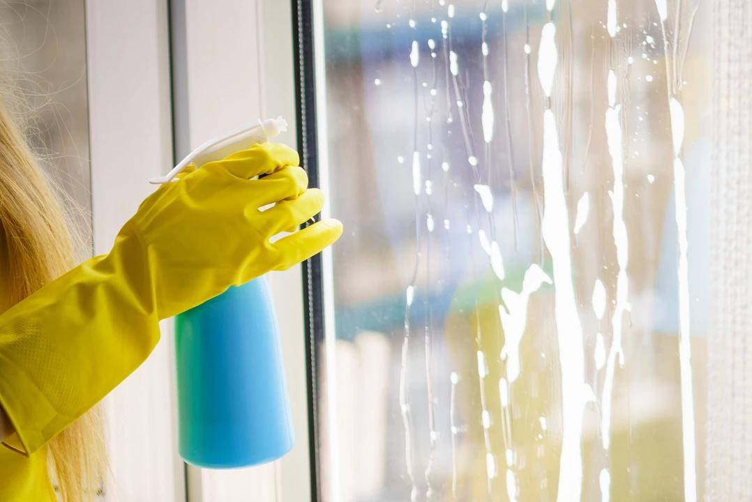 A coup for wiping the glass, so that the glass is clean and bright ...