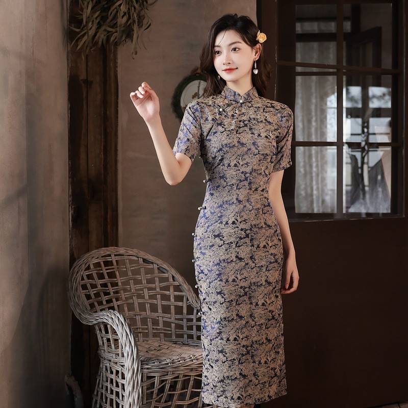 A woman wearing a cheongsam can make a woman more elegant without being ...