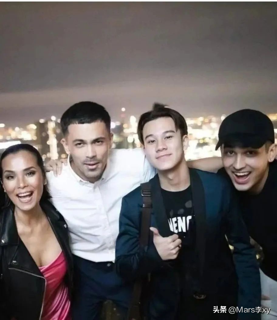 Wei Wei and his three sons are in the same frame! At the age of 59, she ...