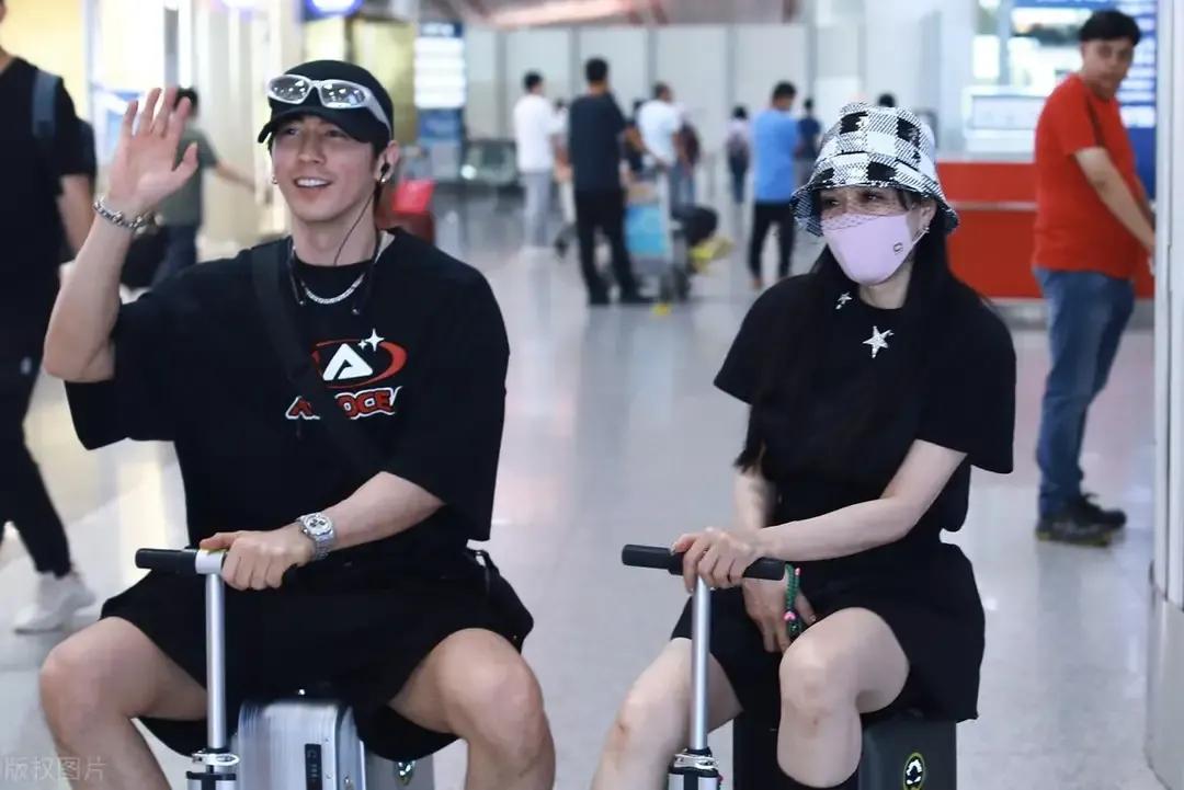 Christy Chung and Zhang Lunshuo show off their love at the airport ...