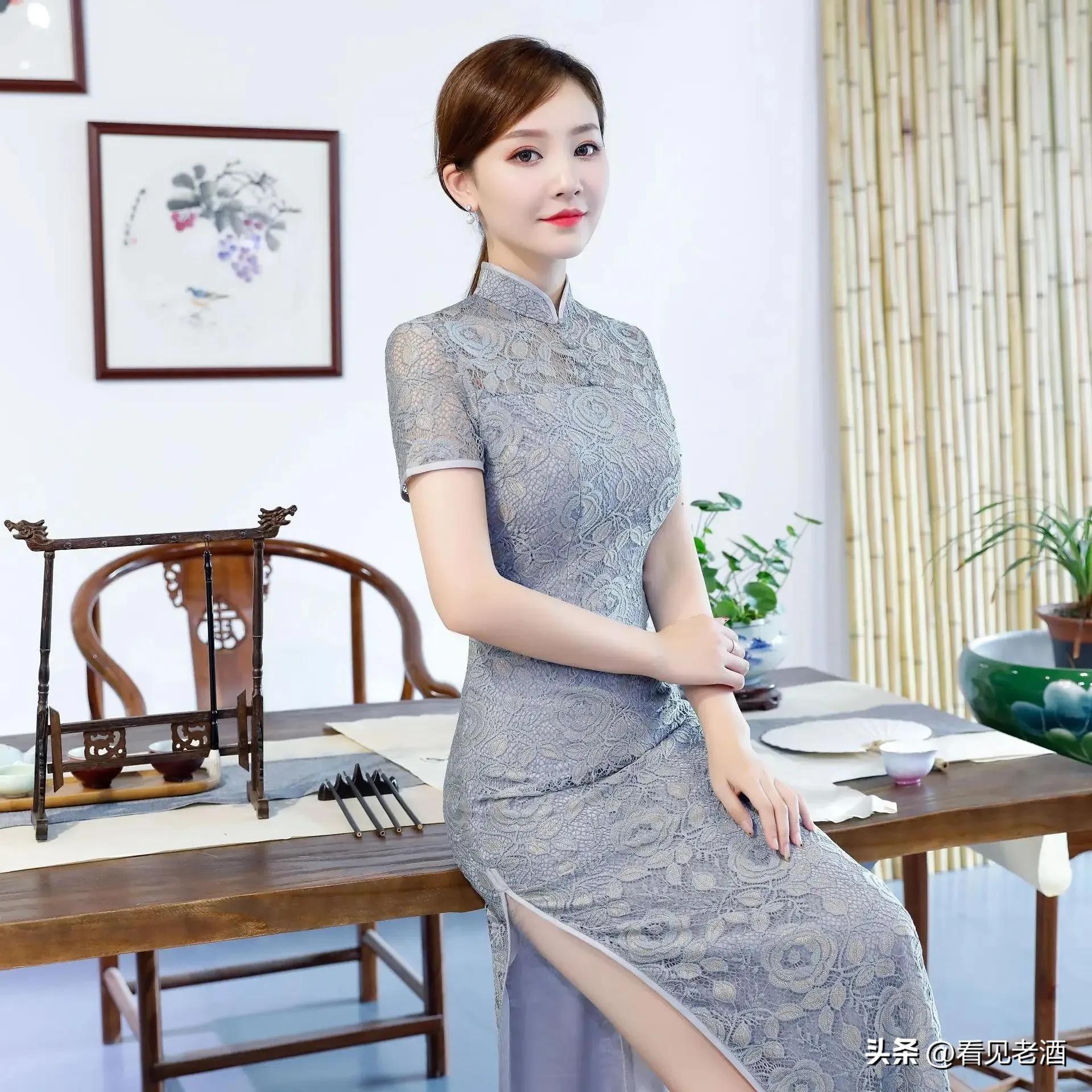 The beautiful light-colored cheongsam is full of grass! Put it on and ...