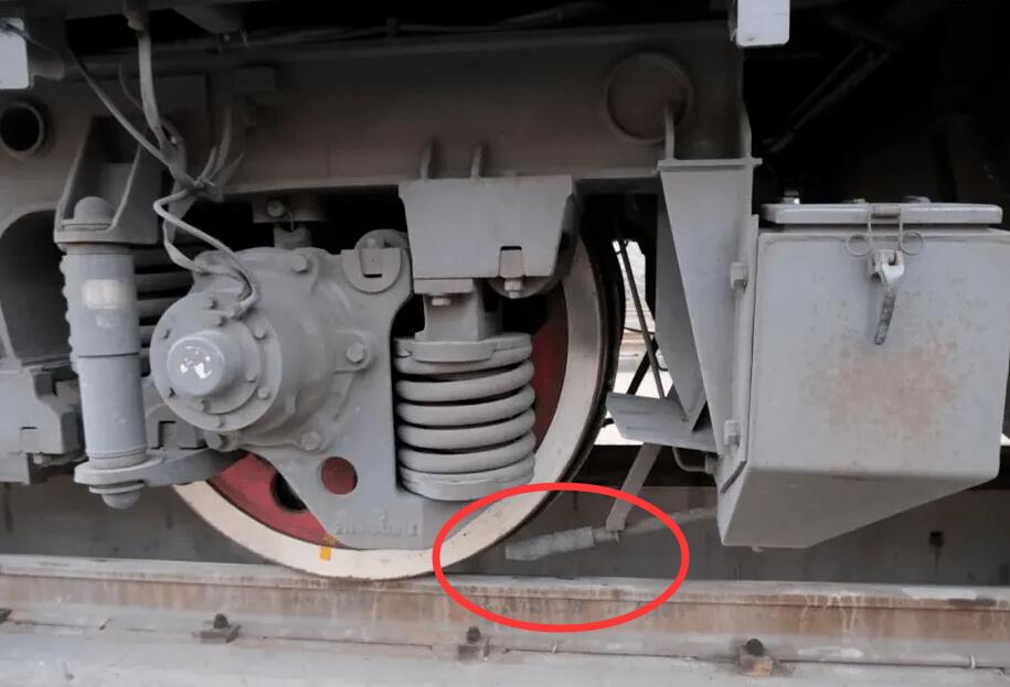 Incredible train "sandblasting", why do you want to blast sand on the ...