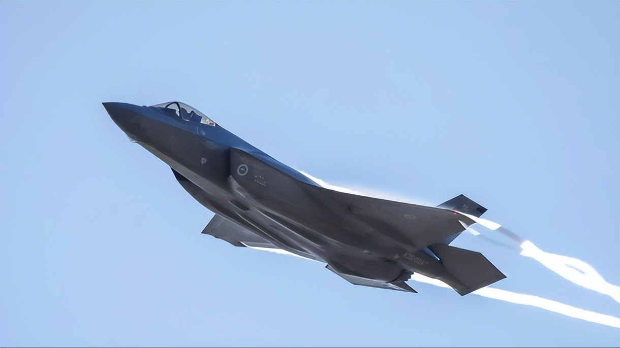 The F35 uses the infrared detection system to shoot around the J-20 ...