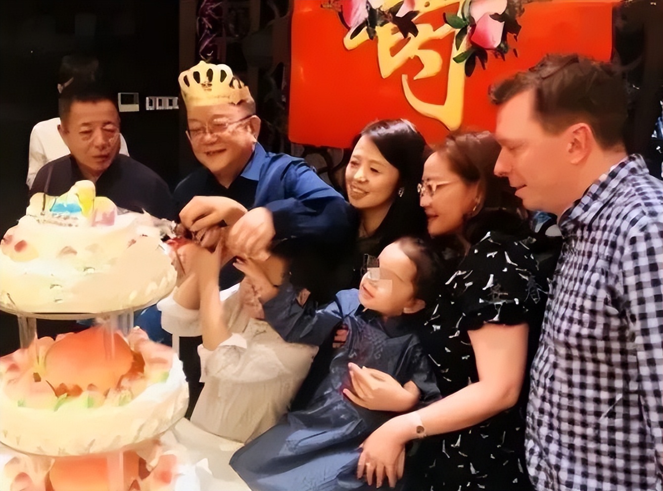 Wang Gang's 38-year-old daughter celebrates her father's birthday! Well ...