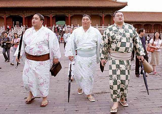 British female sumo wrestler weighs as much as 406 pounds - iNEWS