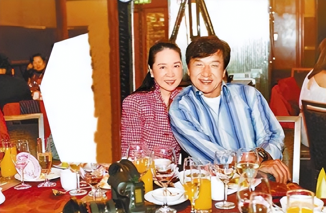 Jackie Chan seldom posted a family portrait! Cheng Lao's wrinkled face ...