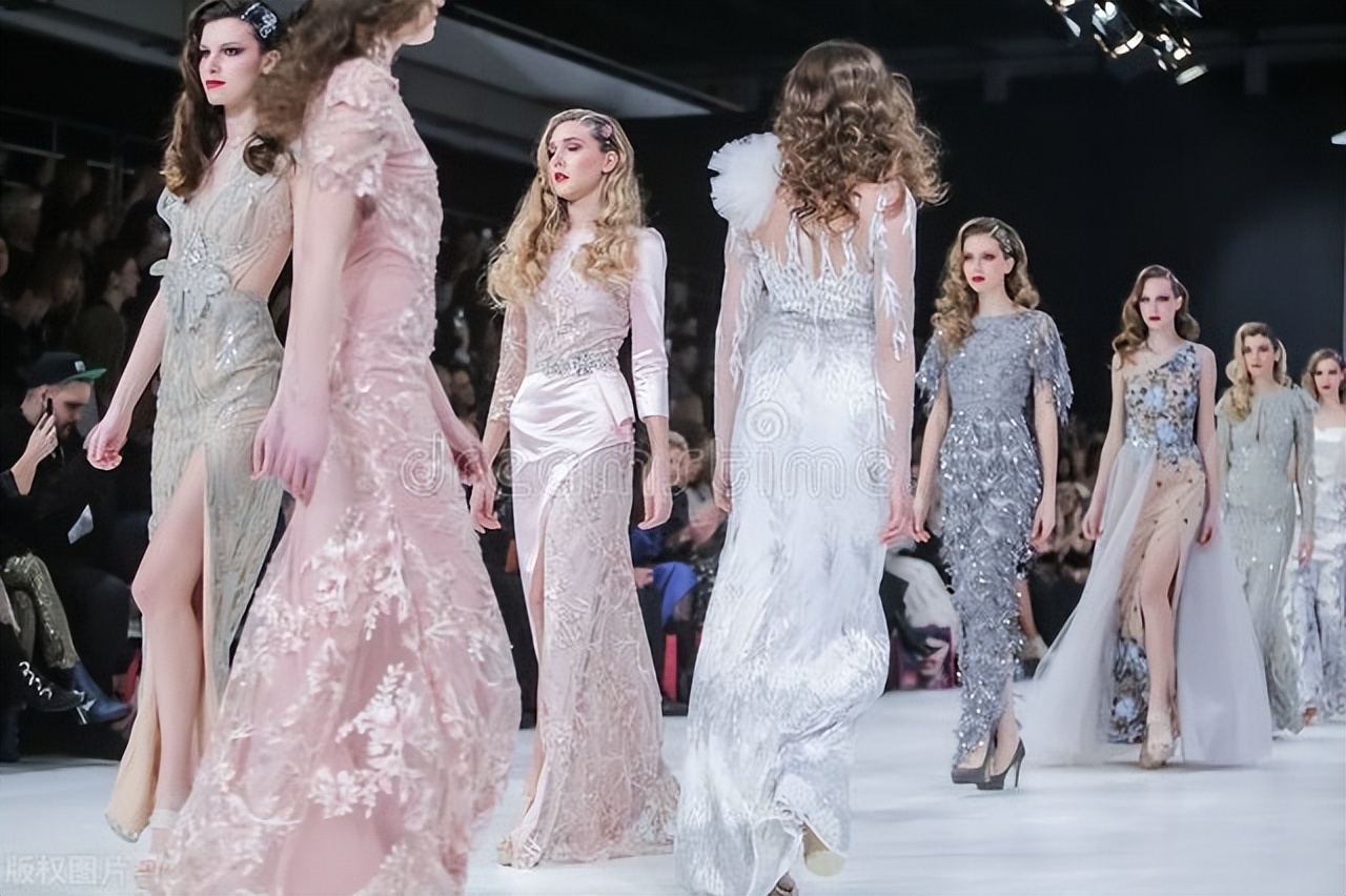 On the catwalk, besides appreciating the beauty and figure of the ...