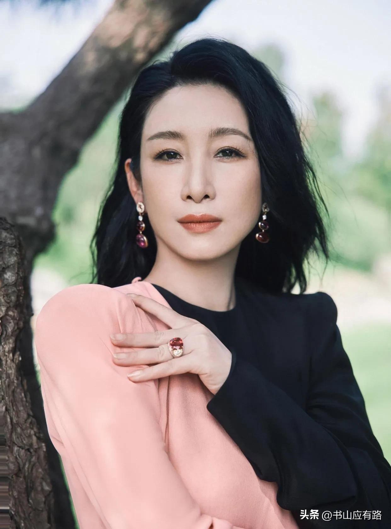 Qin Hailu: Each of the three fashion outfits is very fashionable and ...