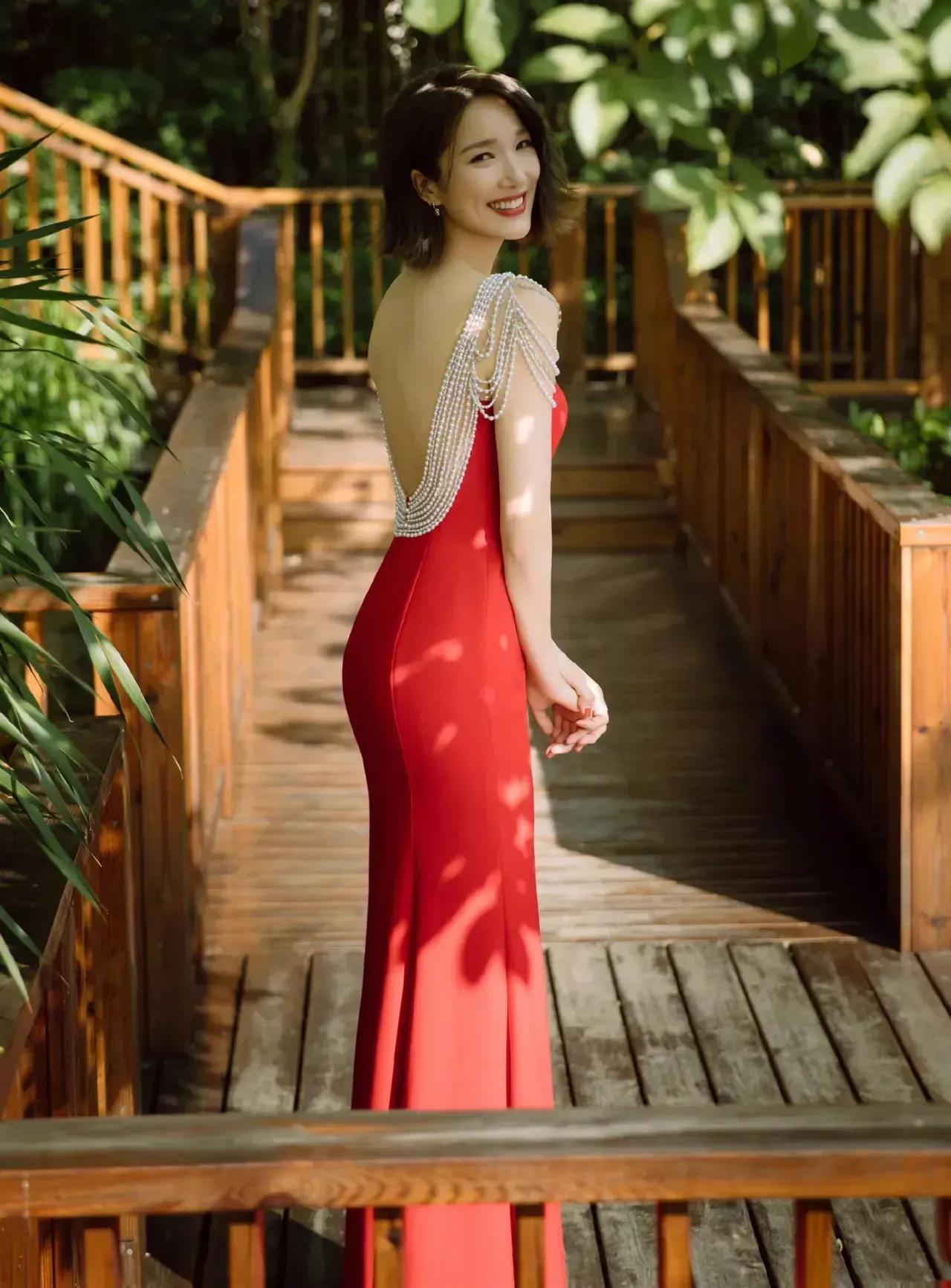 Wang Zulan's wife Li Yanan's fashion photo!The red suspender skirt is ...