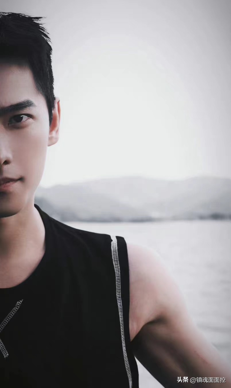 Yang Yang Lake's latest four-grid photo, with beautiful muscle lines ...