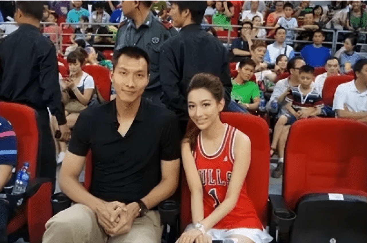 Yi Jianlian and his wife Jing Ling are so affectionate, friends, I was knocked out, she is so ...
