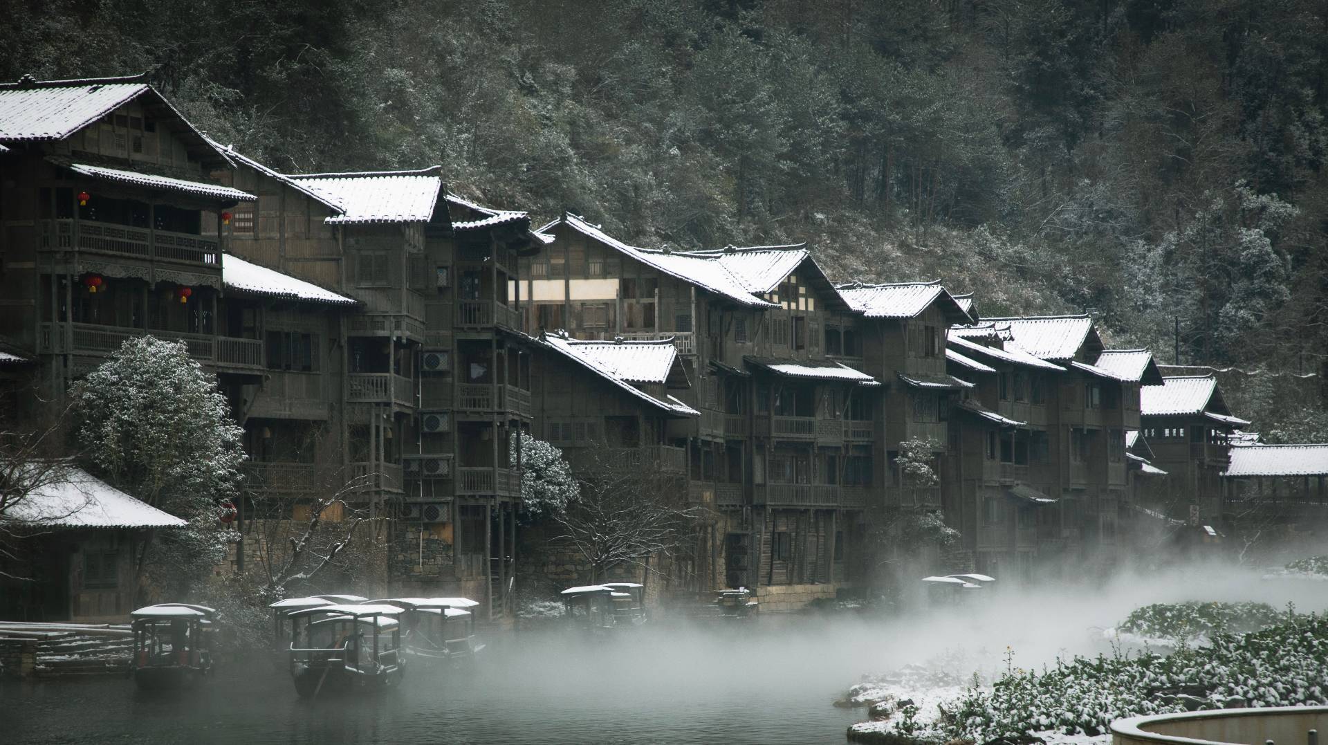 Wujiang Village is full of snow in spring, and the snowy scenery is ...
