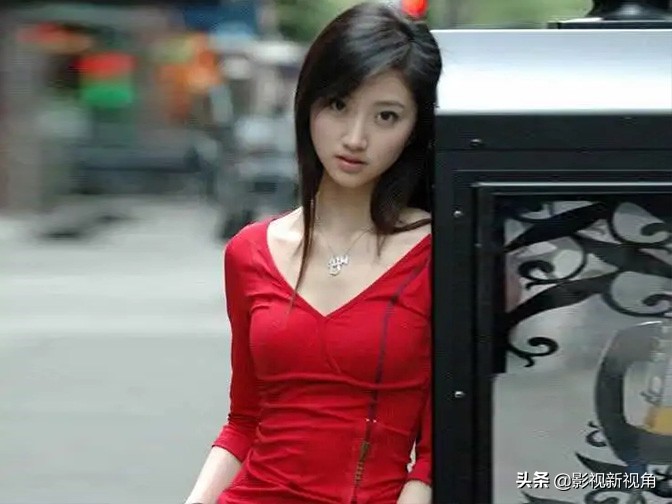 Jing Tian wore a bottoming shirt and stood on the street to take ...