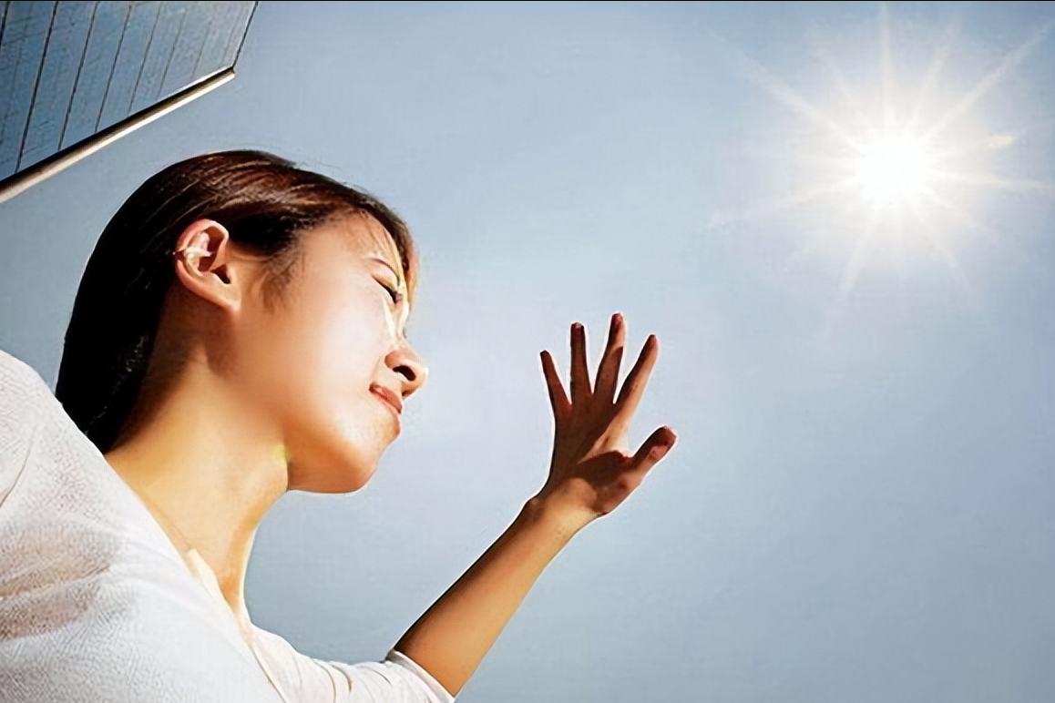 It takes 8 minutes for sunlight to reach the earth. The human eye can ...