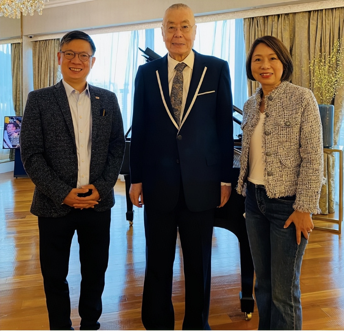 Liu Shikun celebrates her 84th birthday! In the same frame as his 2 ...