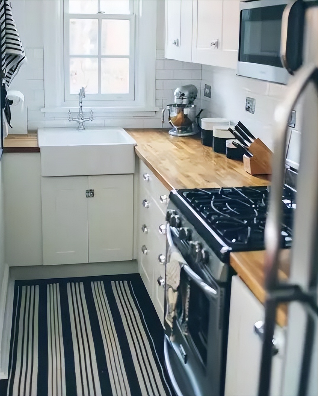 Unreasonable kitchen decoration in small space - iNEWS